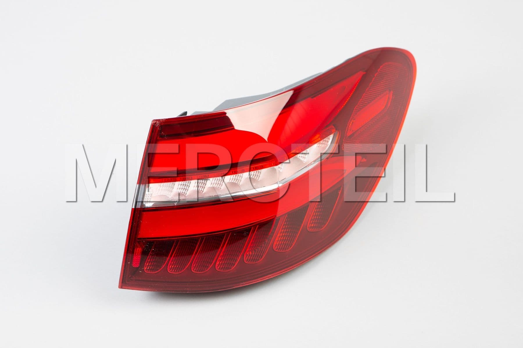 Buy the spare part Mercedes-Benz A253906740064 rear lamp combination