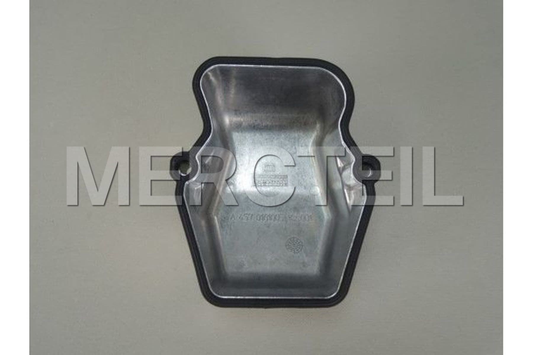 Buy the spare part Mercedes-Benz A4570100330 cylinder head cover