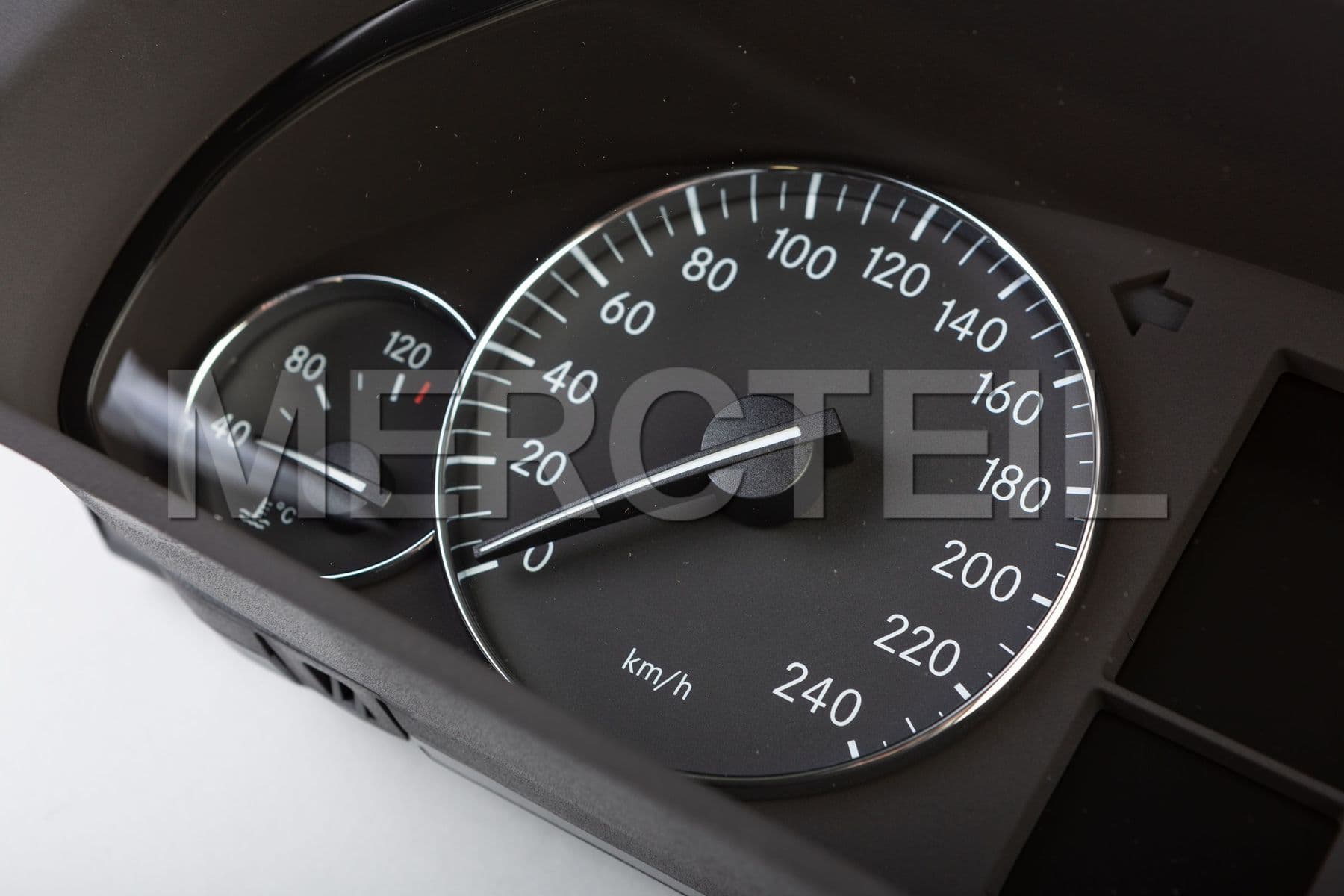 Buy the spare part Mercedes-Benz A4635407211 instrument cluster